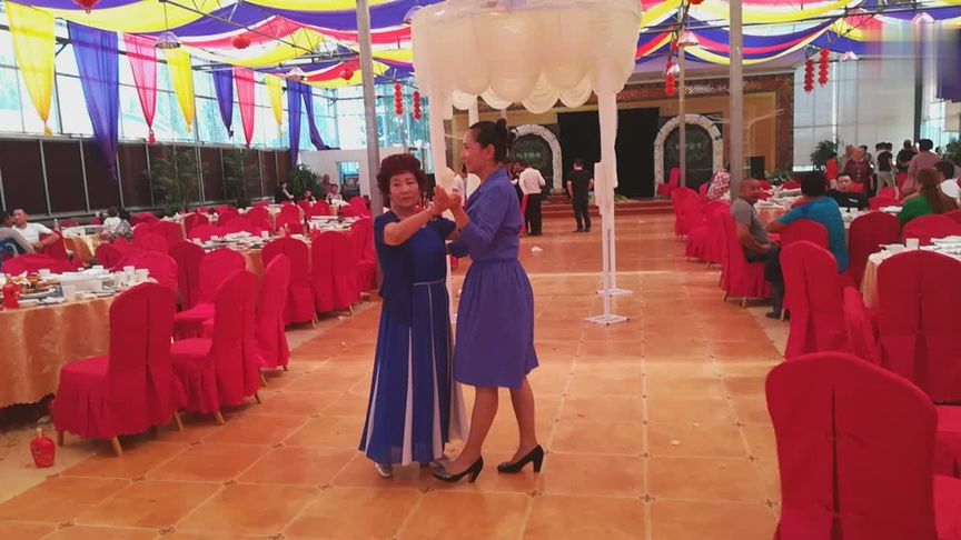 在新疆第一次参加达斡尔族婚礼,席间舞蹈