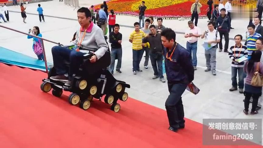 国人发明的智能电动爬楼轮椅,方便残障人士上楼梯