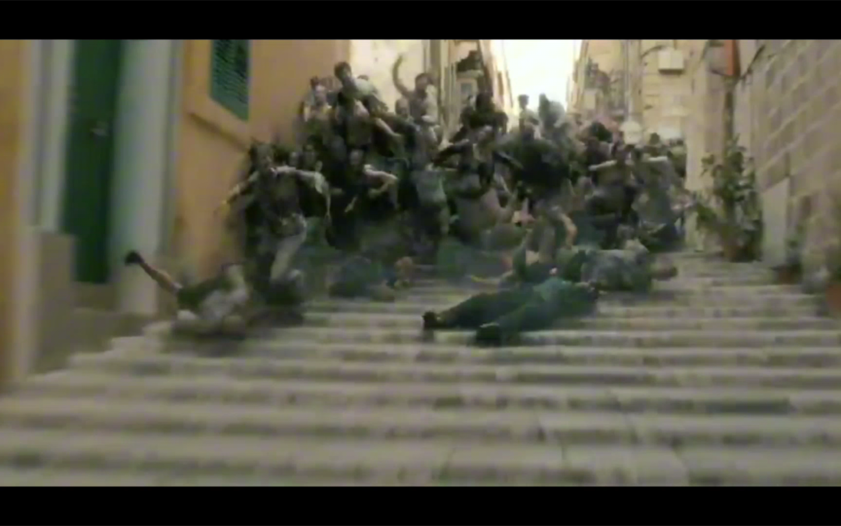 电影预告片名称:世界大战 Z。 它是一部美国电影。流派,恐怖,惊悚,悬疑...