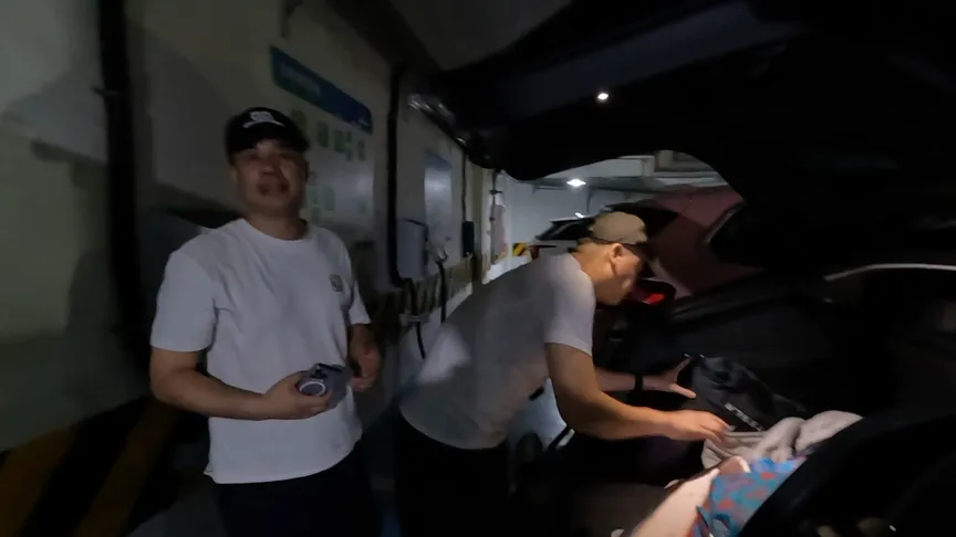 唐伯唬开电动红旗车进藏,两兄弟带保障车来护航,见到车后尴尬