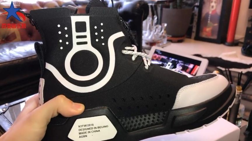 帝师介绍李宁“重燃”系列运动鞋的设计风格,“机能风”运动鞋