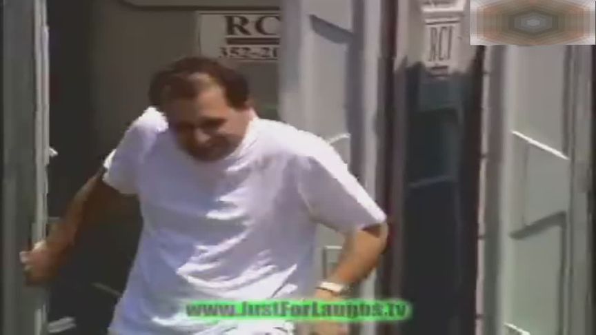 大兄弟你跑马桶里恶搞,不怕遇见闹肚子的拉你一头的屎吗?