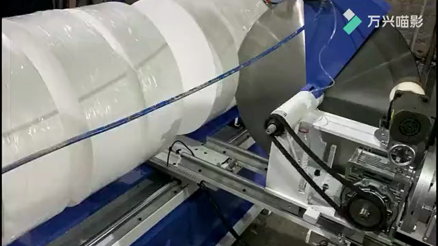 ...布新型金刚刀分切机一次成型不发黑不粘布料 plc数控伺服系统切割...