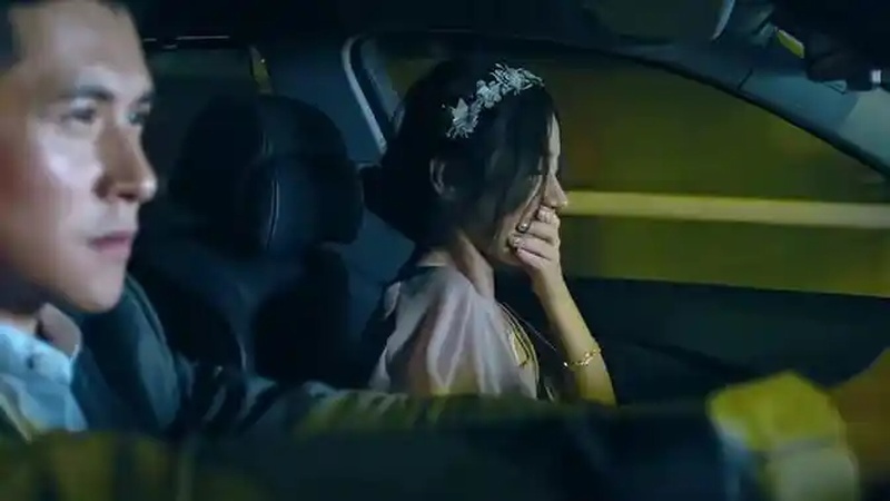 新婚妻子晕车呕吐伸头出车外,结果发生意外
