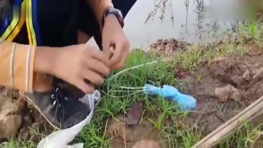 小哥发明的自动钓鱼器,鱼儿自动上钩,收获可不得了搞笑视频