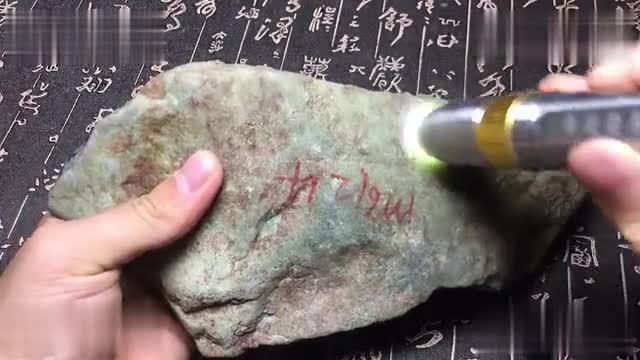 拿下一块皮壳打灯嫩到出水的翡翠原石,切开满绿手镯到手!