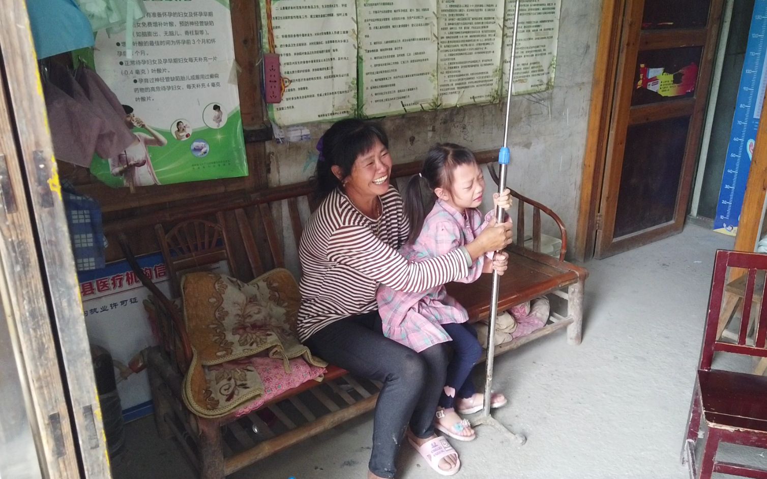 侄女去诊所看病,医生准备灌肠,孩子当众发飙,一家人都拿她没辙
