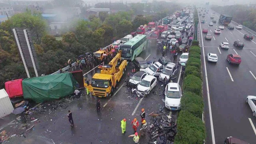 新手司机福音:教你如何判断车与车、车与路边的距离?