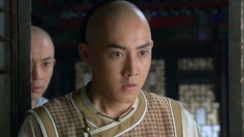 还珠格格:皇上握着紫薇的手,五阿哥吓得药碗都摔了,尔康慌了