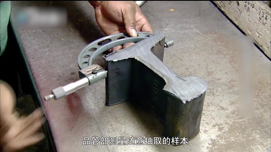 铁轨的制造全过程(超高清版)烧红的铁跟橡皮泥似的 这看的爽