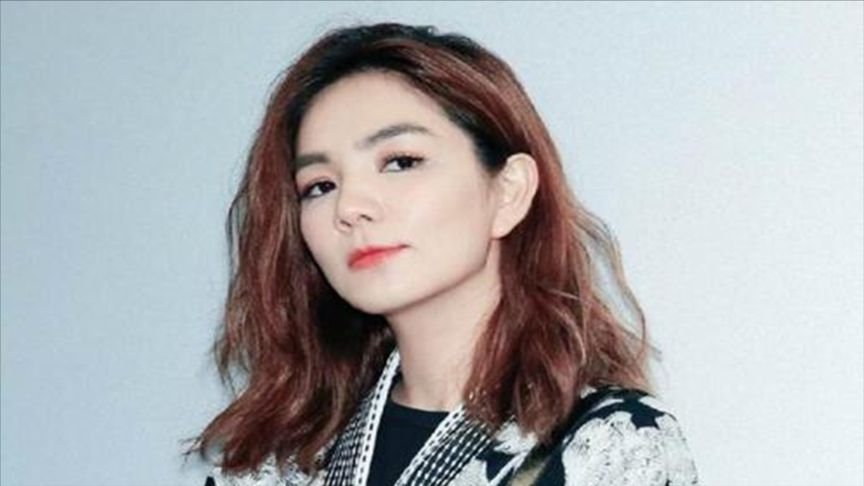 倪琰宸为Ella套上指环,Ella幽默称“戴中指可以,无名指不行