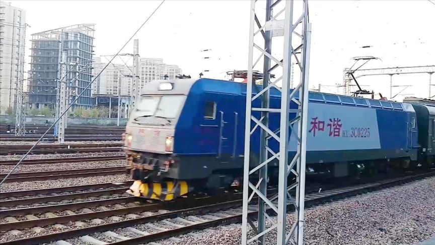 包头开往杭州全程31.5小时,K655次列车通过艮山门接近终点