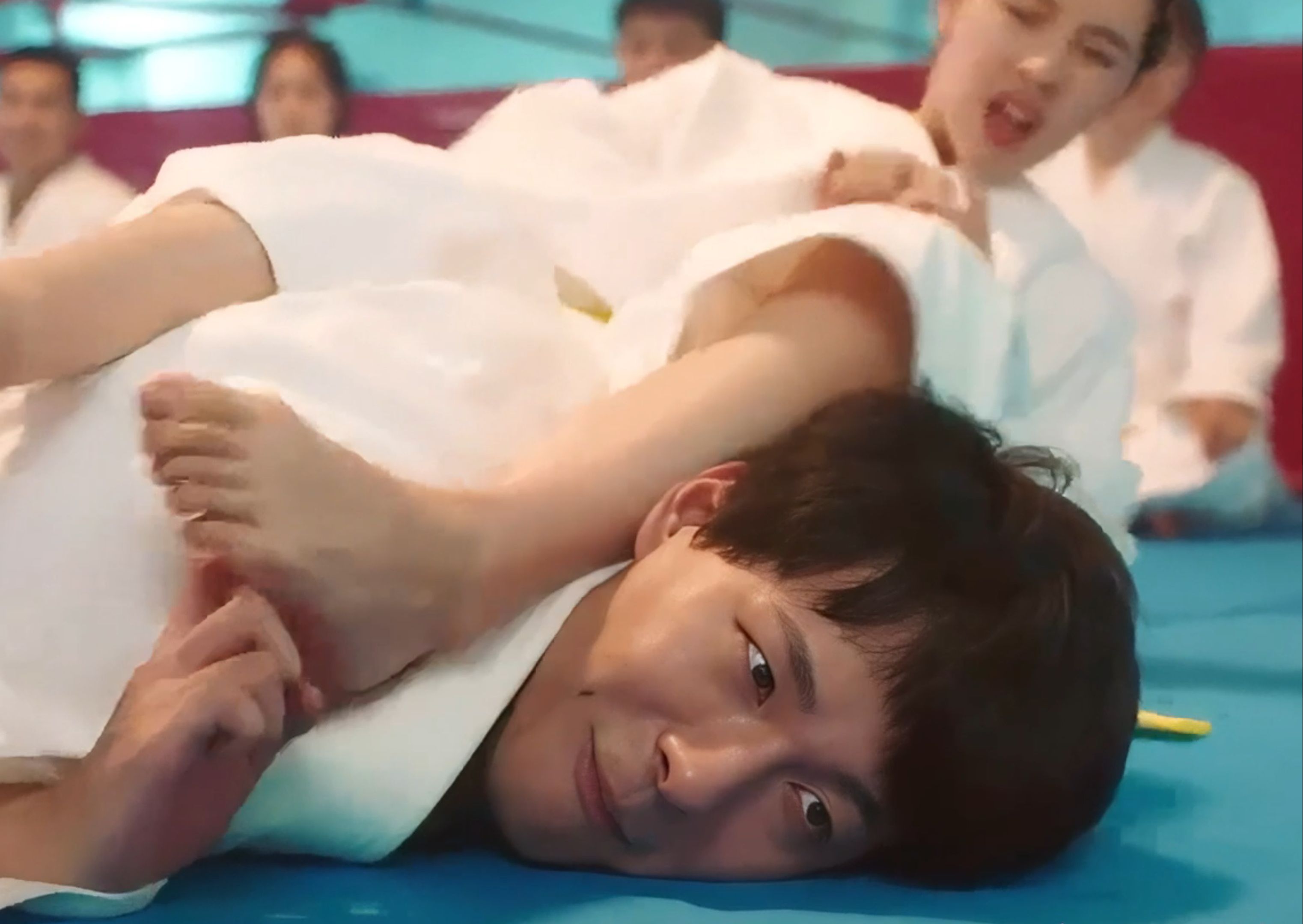 陈都灵被挠脚心