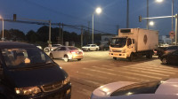 路口等红灯前车故障不动,后车能否压实线变道?
