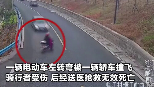 电动车路口被撞,骑行者转弯不看车,被直行轿车撞倒!