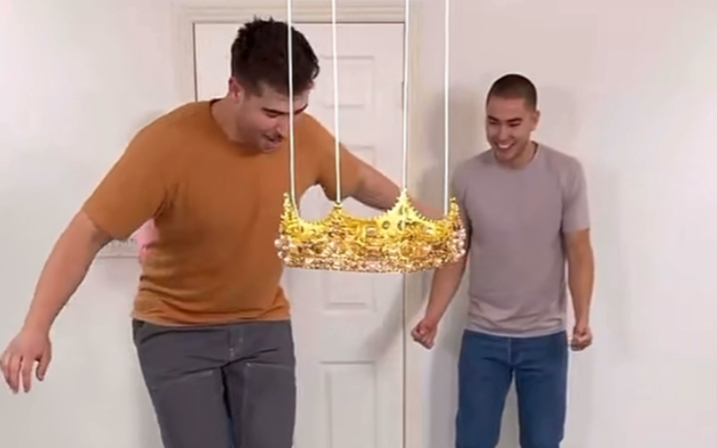 好刺激的跳格子游戏,即使再轻的脚也是无用,该掉下去还是会掉下去