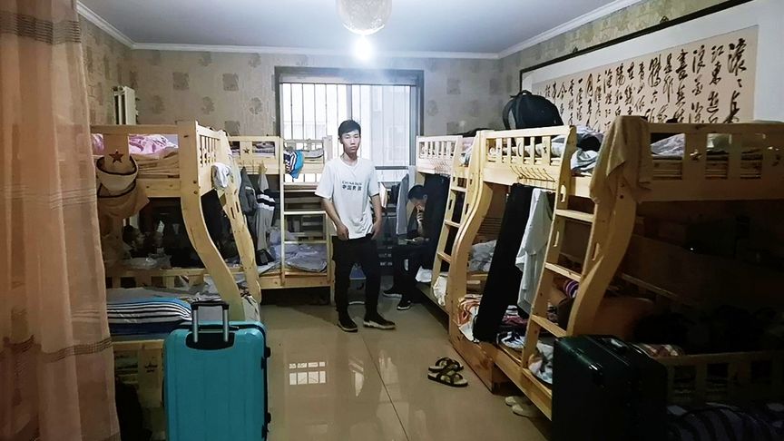 实拍石家庄21元一天的床位房,八个人一间,可以省钱吃大餐