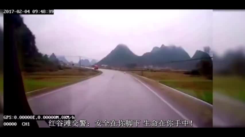 警示:两大巴车会车时摩托车还超车,他付出生命代价