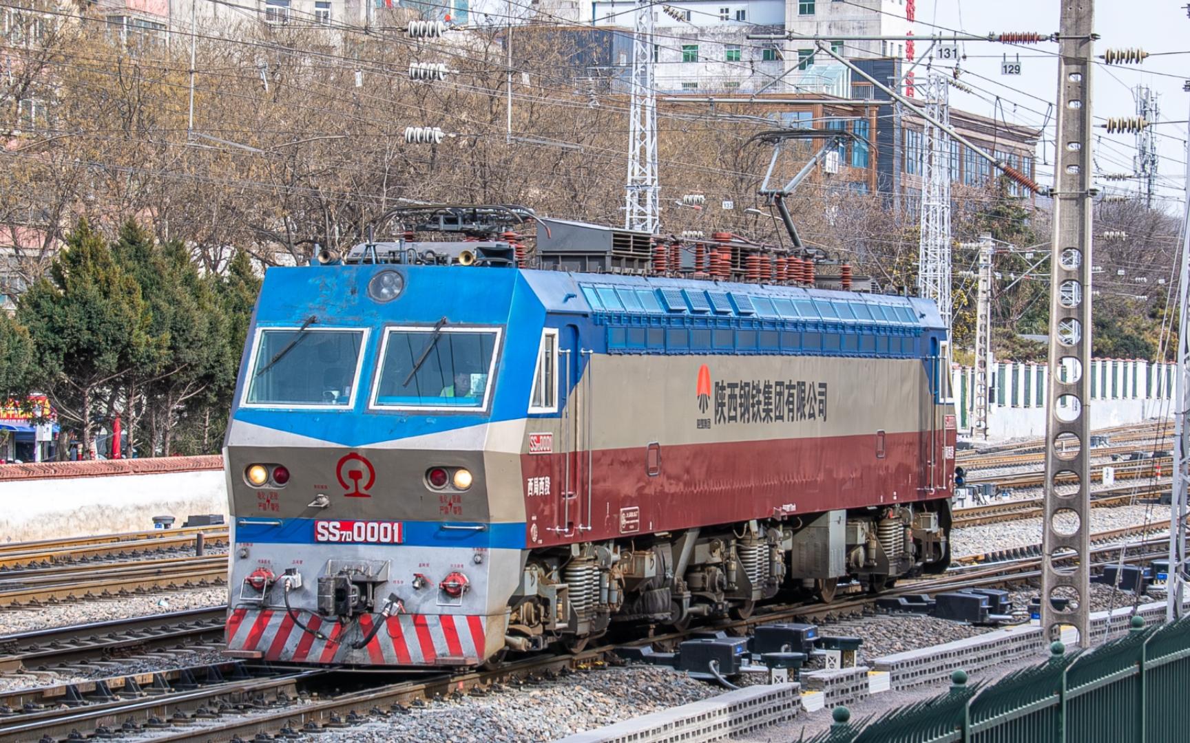 【中国铁路】金刚王降临!K1131次列车到达机车西局西段SS7D0001升...