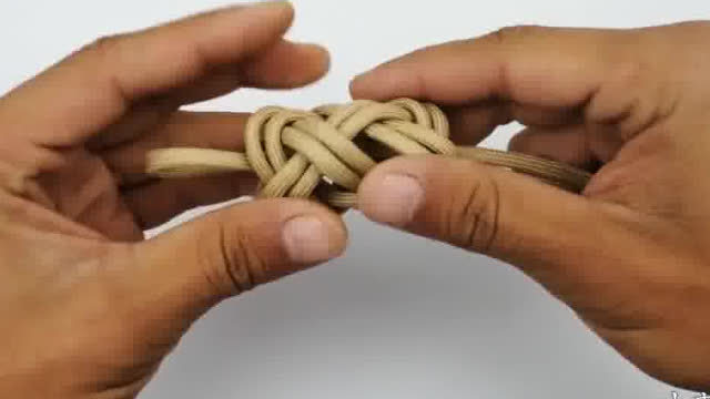 伞绳编织,用一根绳子制作简单的编绳吊坠,方法很简单