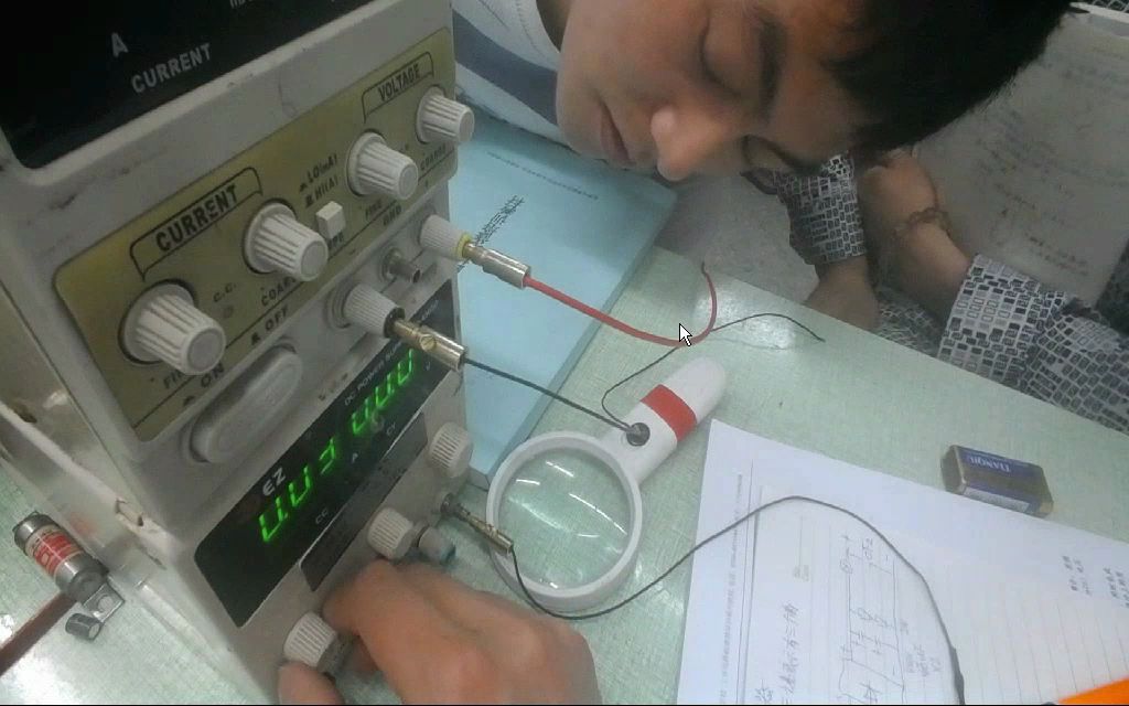 示波器配合直流稳压电源及信号发射器在电路板上实操使用视频 零...
