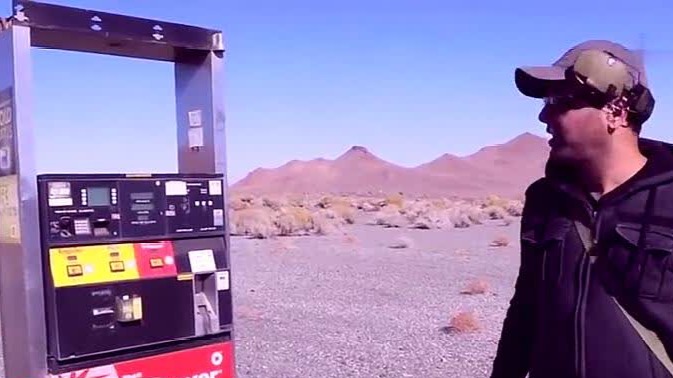 多种枪械射击加油机都不爆炸,无奈只能用巴雷特,效果拔群