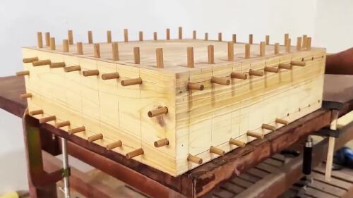 工匠奇才巧妙打造出一张创意十足的木质折叠桌,手艺简直是太牛了