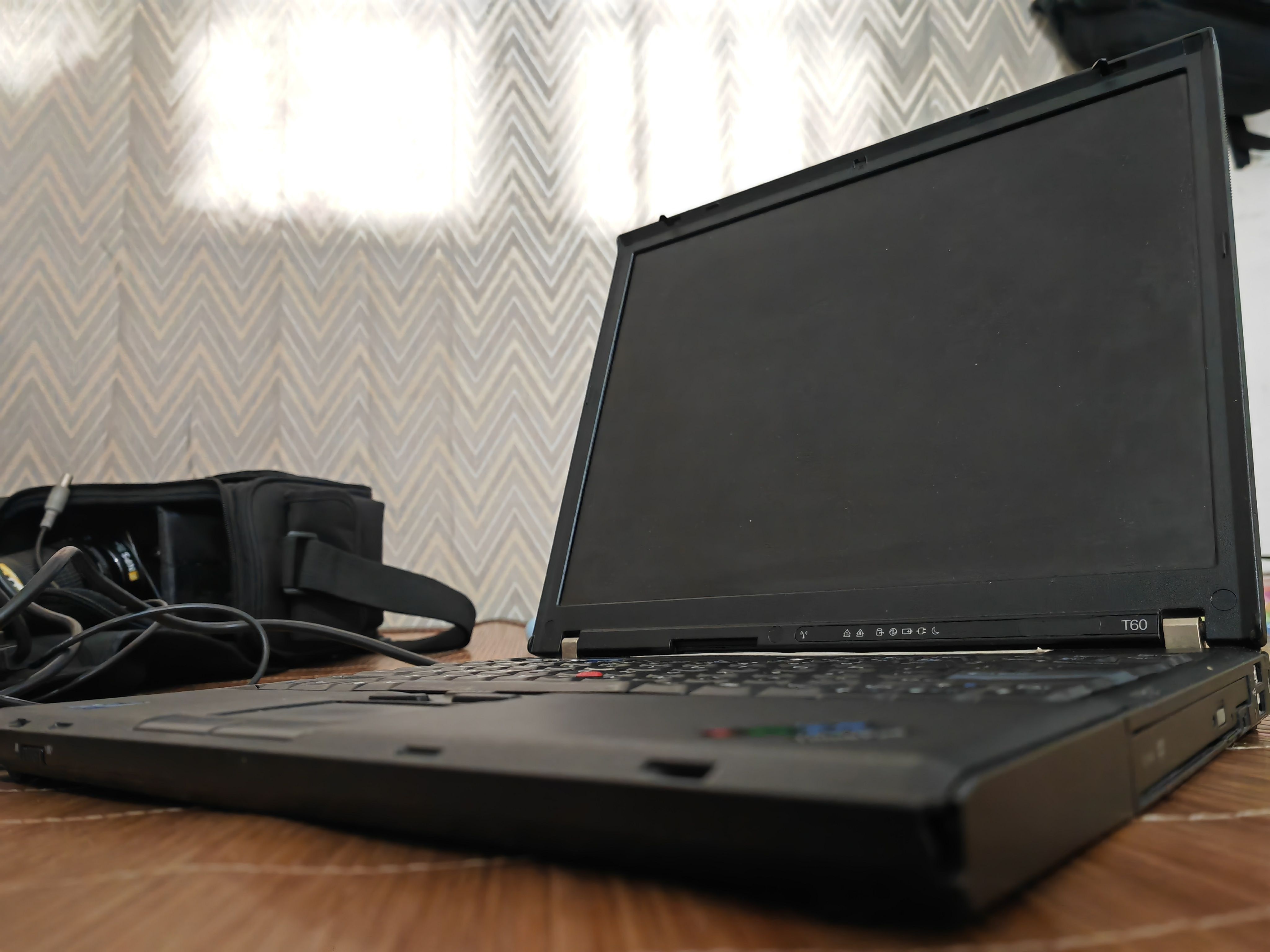 18年前定位中高端的笔记本在现在究竟如何?沉浸式体验ThinkPad T60!