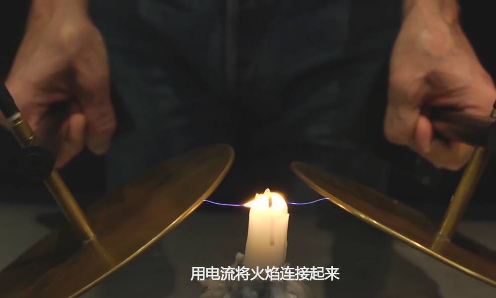 森林火灾从何而来?老外用电流击打火焰,看完涨知识了