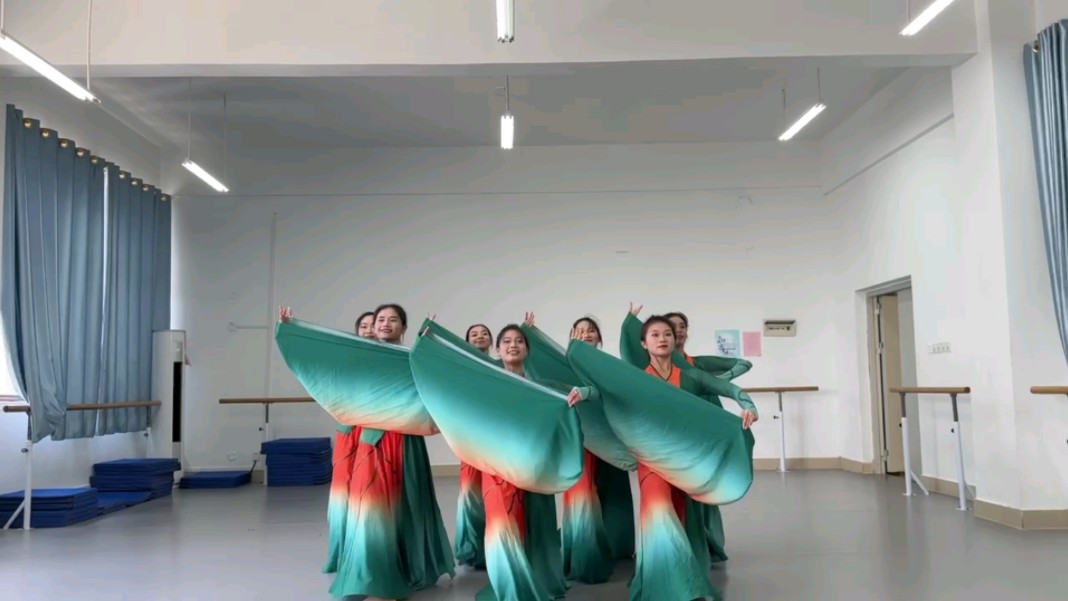 ...的日复一日,会突然在某一天看到坚持的意义。#我们的舞蹈日常#舞蹈