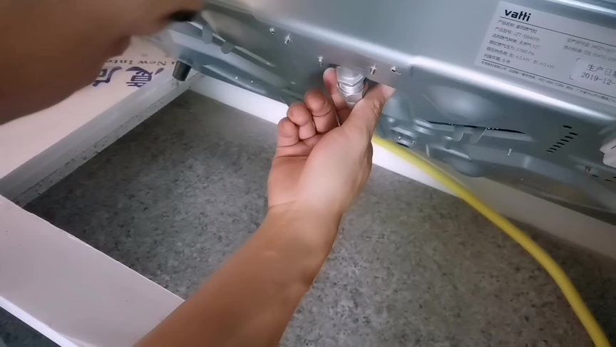 帮客户家安装燃气灶软管,其实并不难,自己动动手也能安装