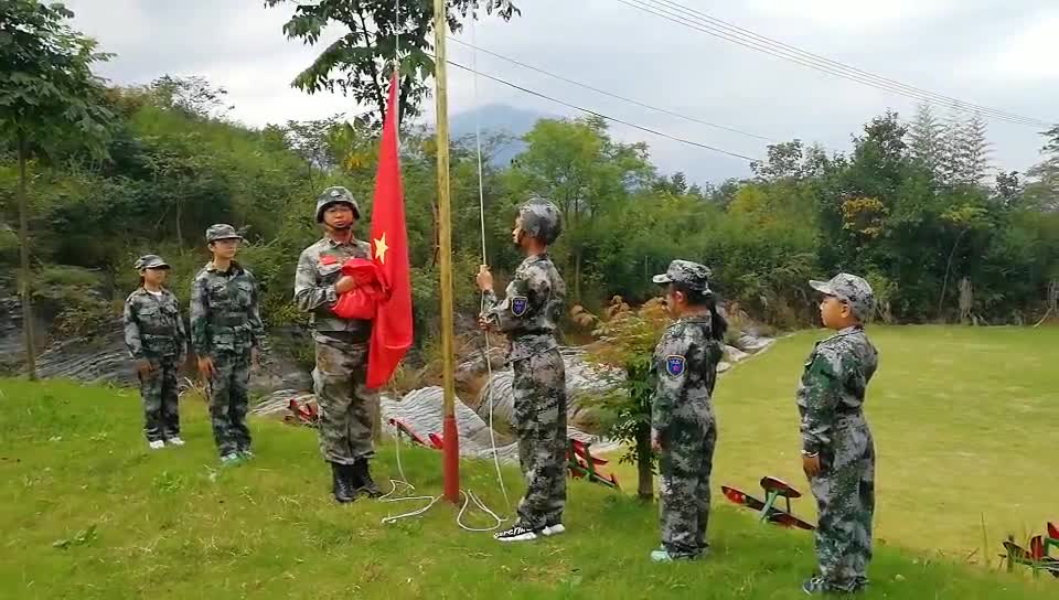 升旗手爸爸儿子护旗手女儿我们一家升国旗!向伟大的祖国致敬!