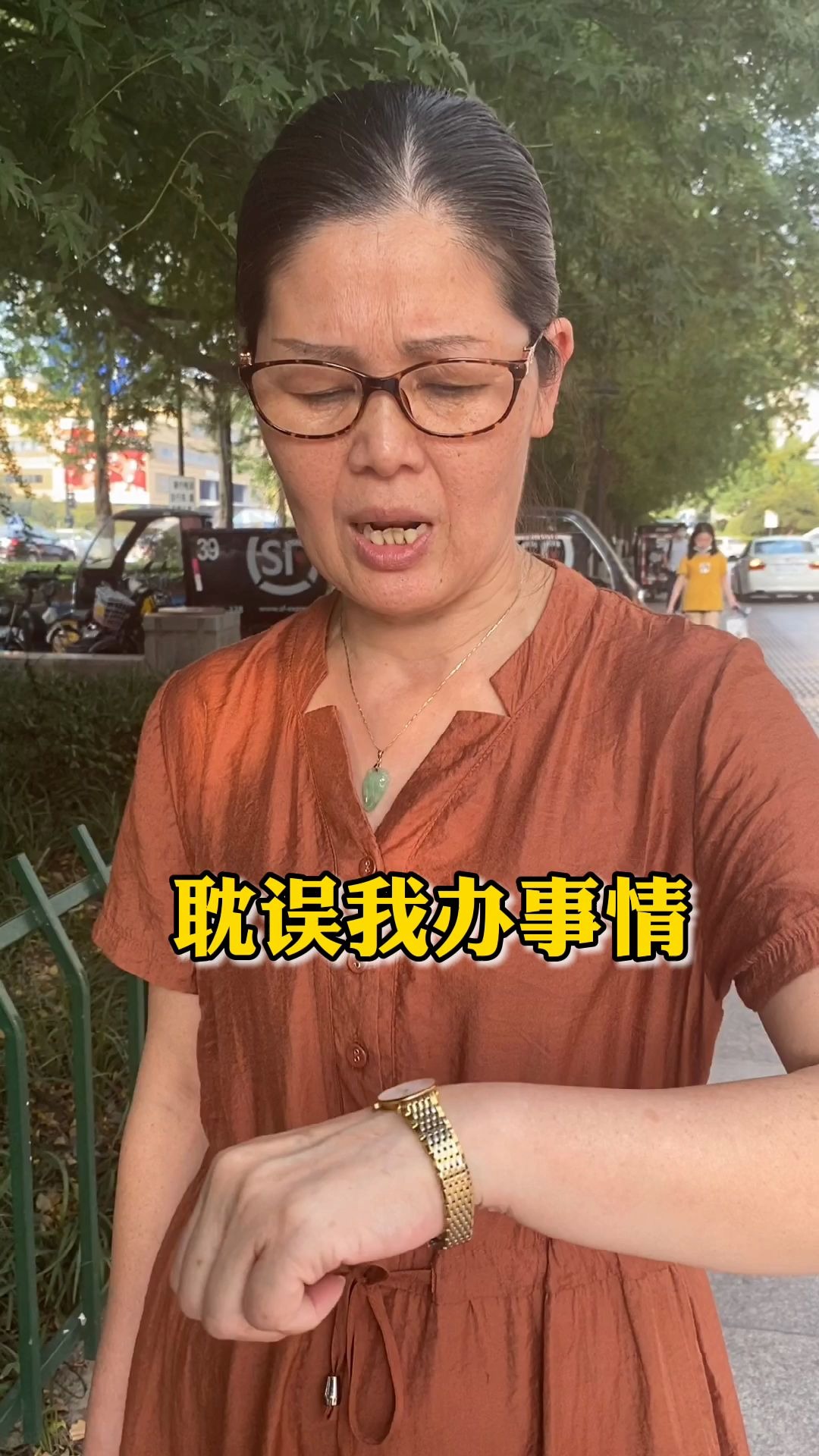 手表不走了?竟然要砸手表