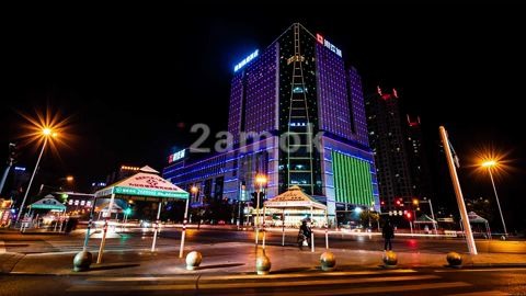 4k城市道路口车流路灯红路灯夜景延时:实拍视频素材,凌晨两点素材网