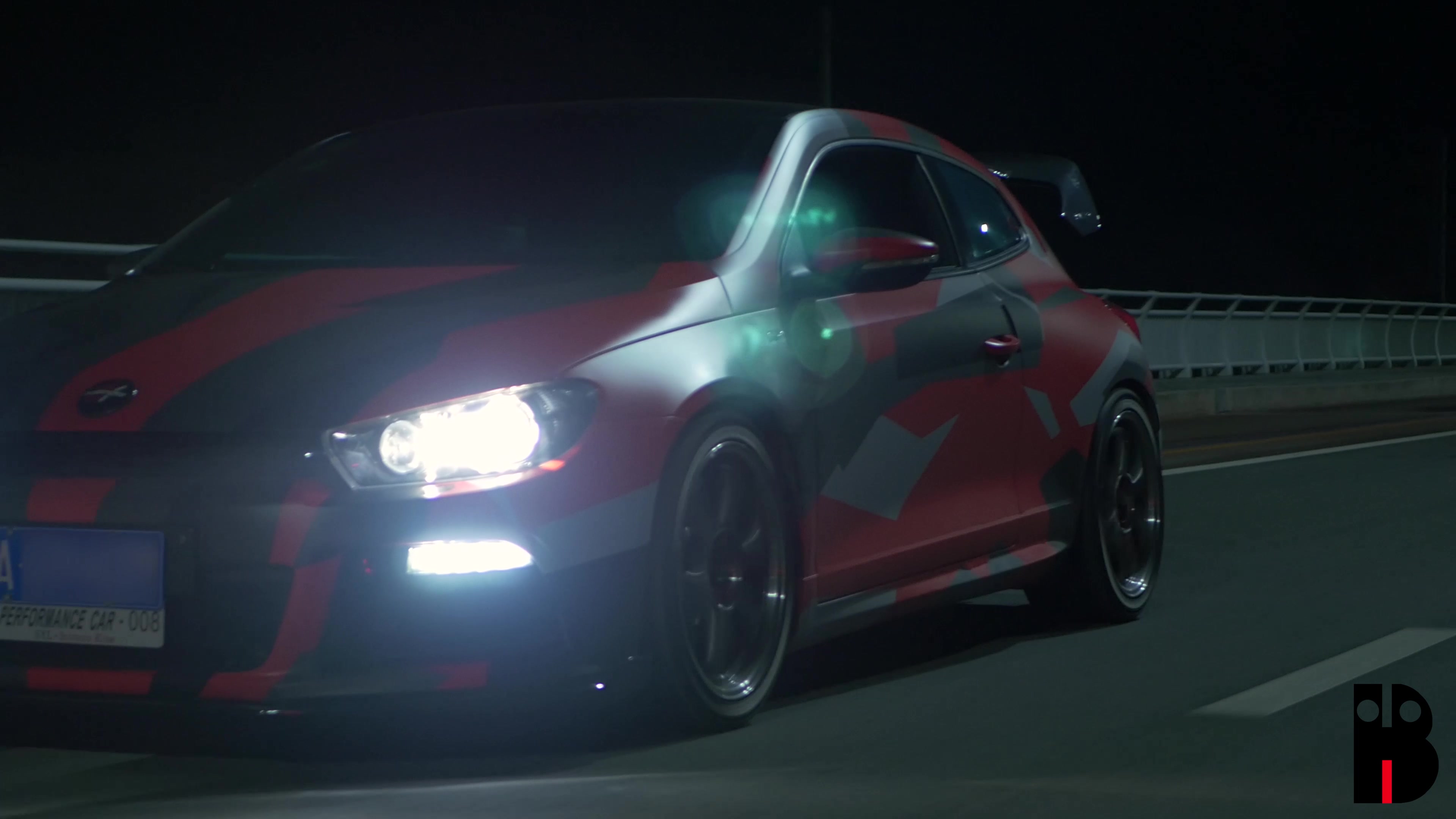 云南昆明超帅迷彩、黑白煞涂装改装车走街尚酷大众凌度性能姿态兼具