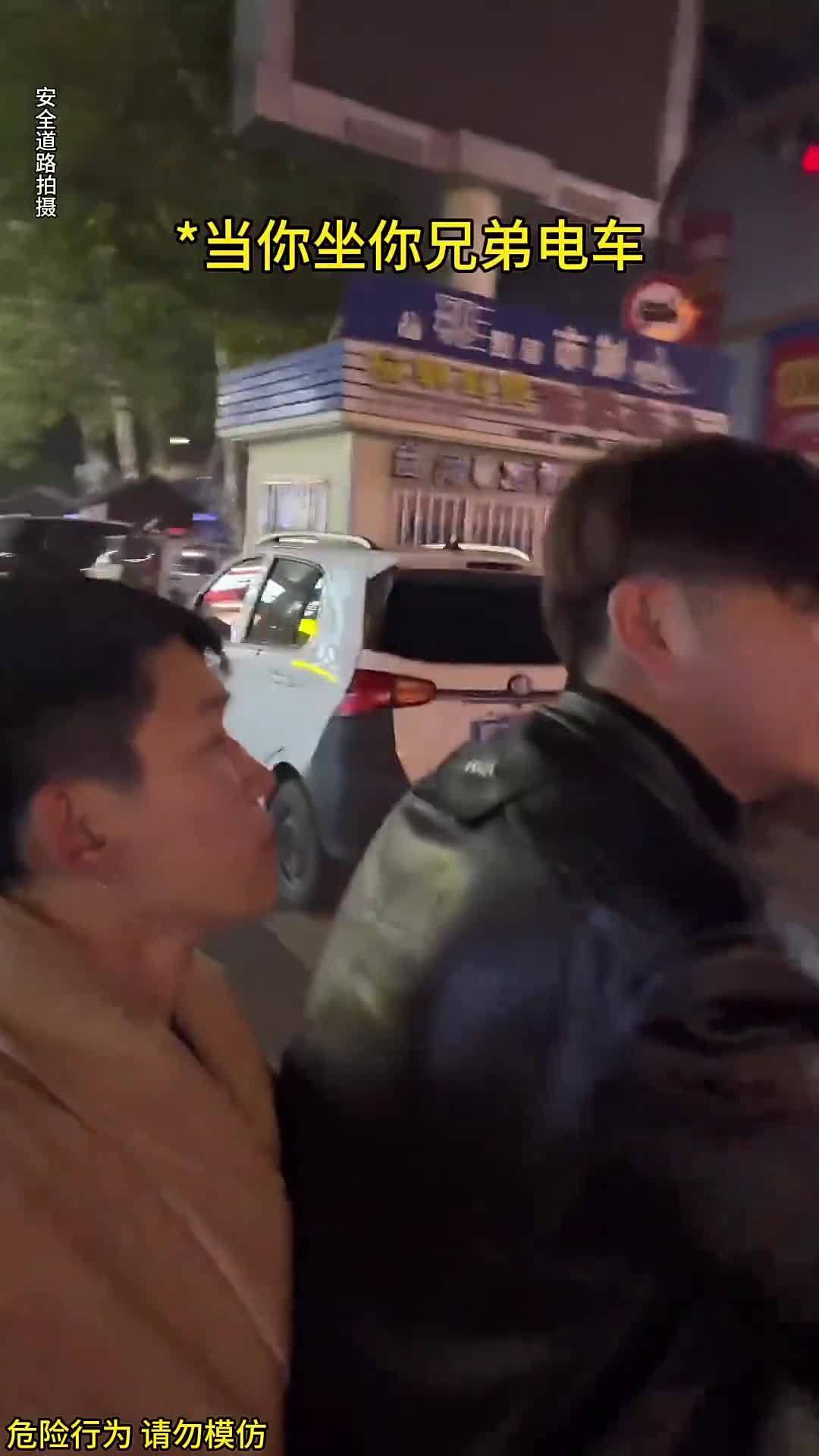 小伙骑电动车太胆大,网友调侃:压到人当减速带?