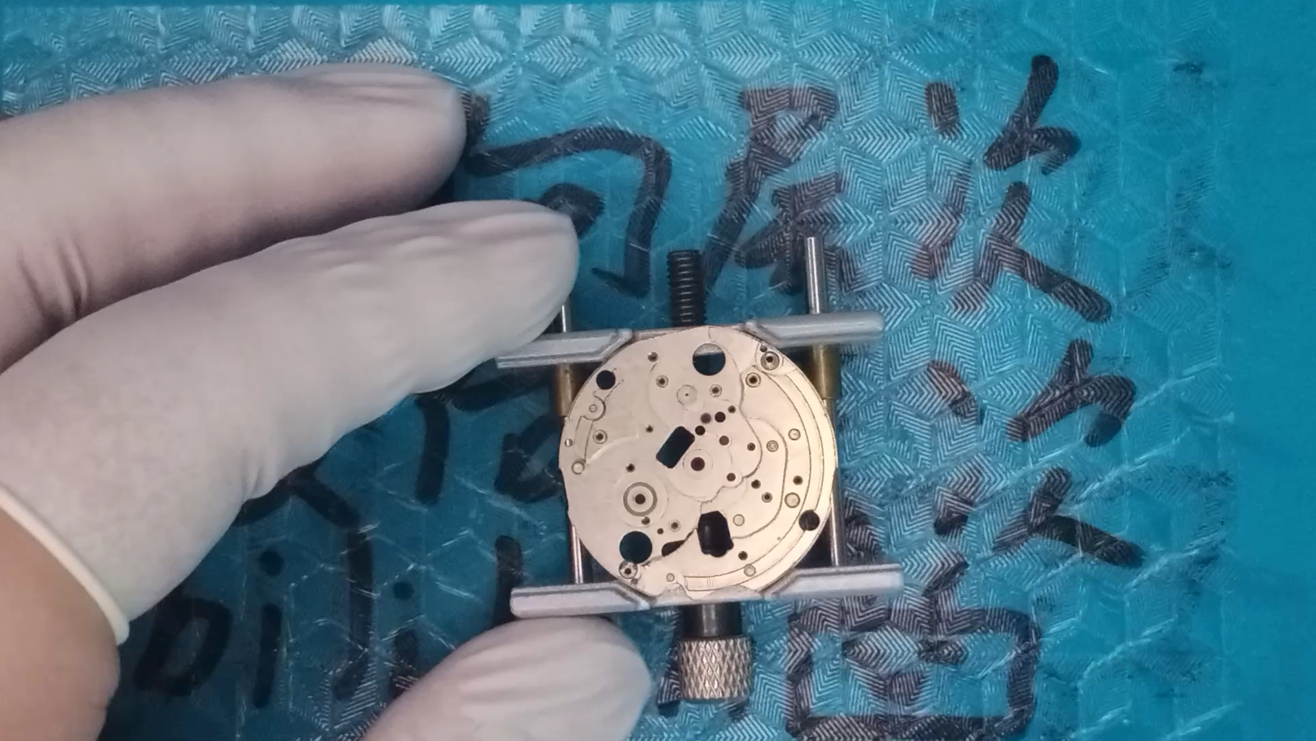 组装机械表7009a机芯,保养完测不出走时,自动轮反向螺丝还拧断了。