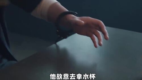 男人从嘴里吐出根钢笔尖接着趁警察们不注意成功越狱:《越狱》