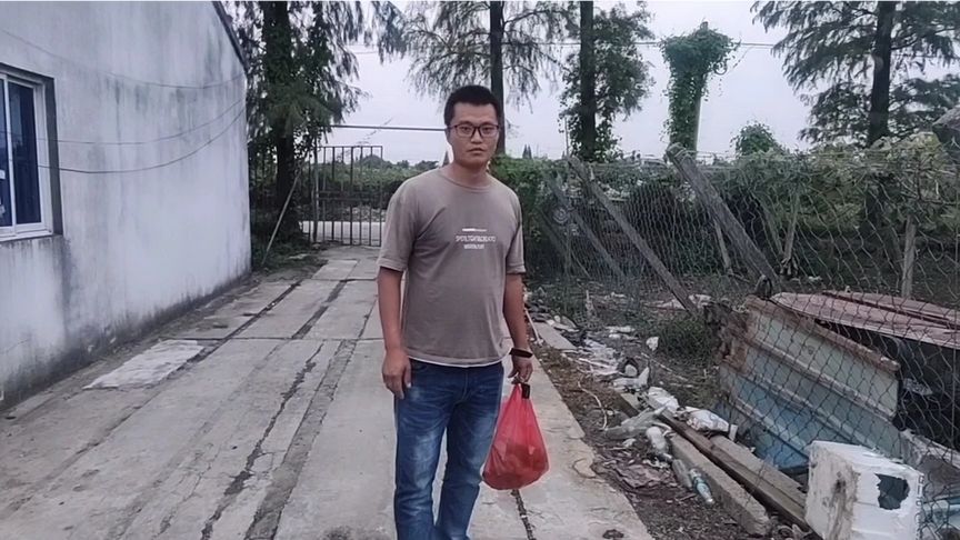 农村小伙卖二手电动车,一辆车5块电瓶,卖580元划算吗?
