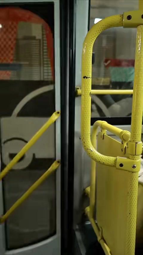 公交车安全逃生:这些"救命按钮"你会用吗?视频来源:应急管理部新闻...