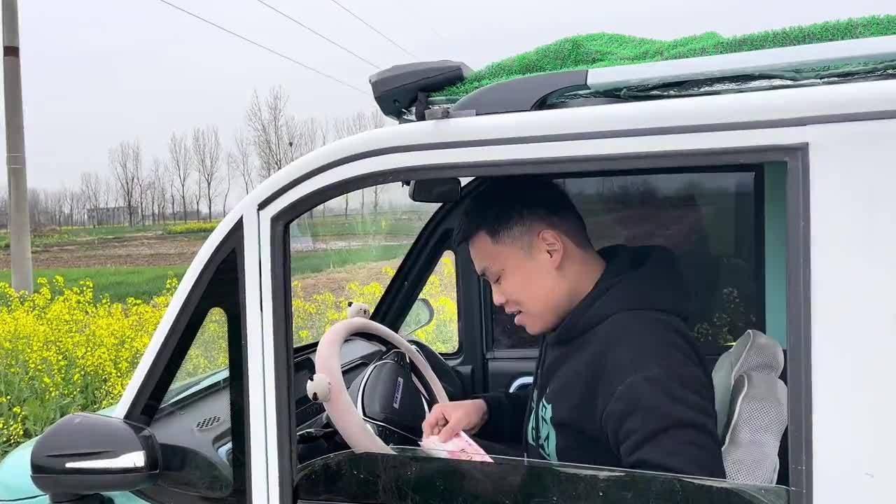 小波要点零花钱太难了,骗悦悦电动车漏机油,她既然信了!