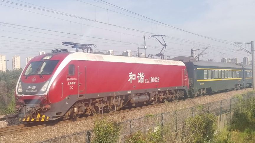 这速度至少有130,上海开往呼和浩特的Z268次列车快速通过苏州段