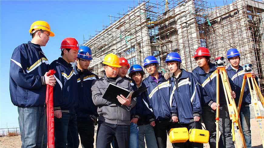 为什么工地工人的安全帽,会有好几种颜色?今天总算知道了