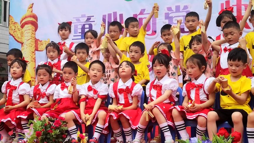 2010年六一儿童节,育才幼儿园中班快板表演(森林防火)。