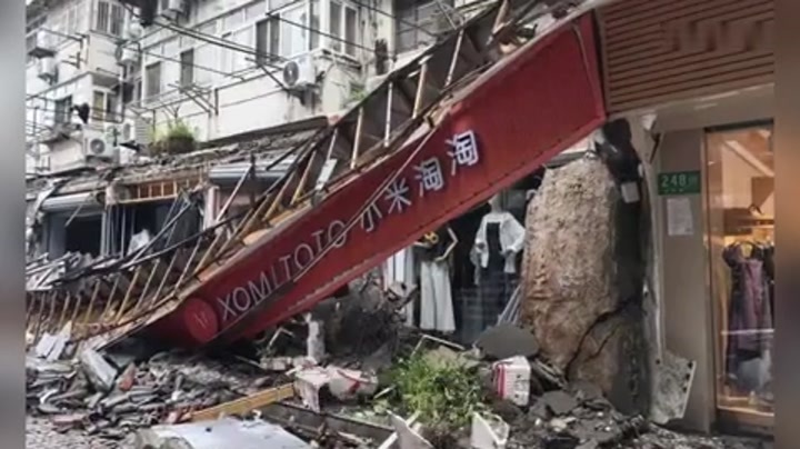 现场曝光!上海一商业街突发门头连片坍塌,当地通报