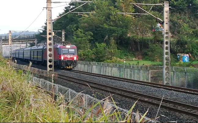 昆局昆段HXD3D 0391牵引K635次(北京西-玉溪)通过龙洞堡