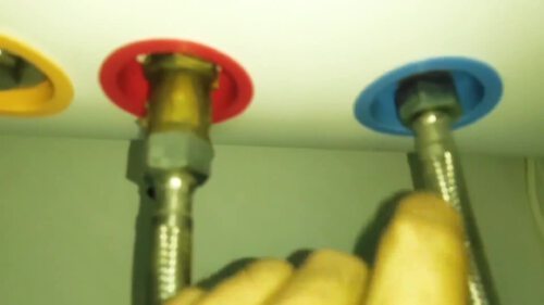 正确安装电热水器减压阀,减压阀需要安装冷水进口,压力过大爆炸