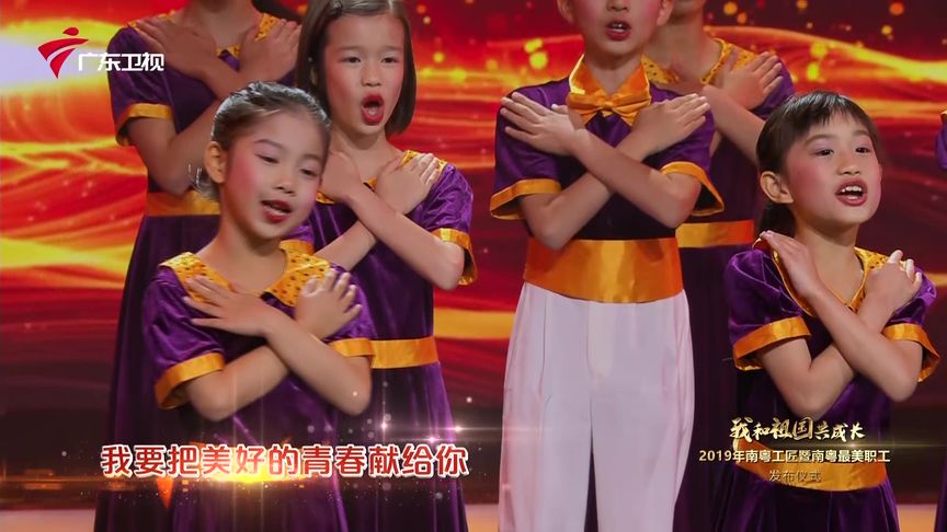 实验小学的学生合唱《我爱你中国》,歌颂伟大的祖国!