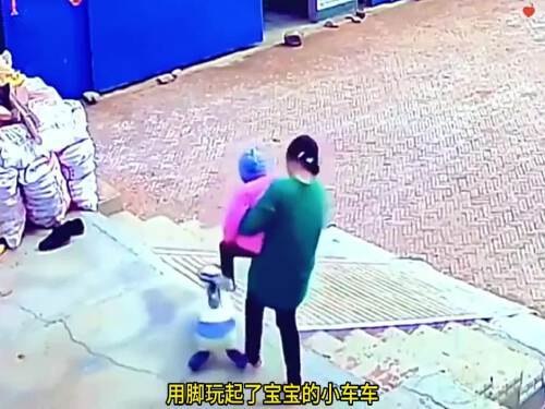 宝宝模仿搞笑瞬间,真是让人哭笑不得的场景