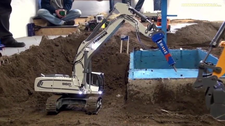 国外人发明的迷你工程车模拟真实施工场景